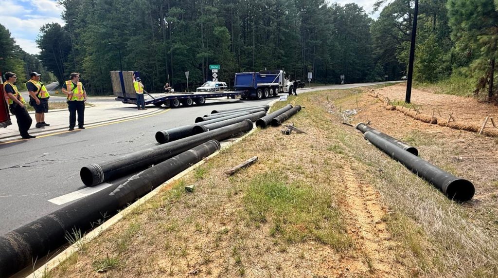 Steel Pipes Spill In Roundabout Causes Traffic Disruption – JoCo Report